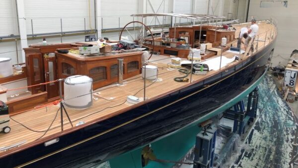 HUISFIT | J-Class yacht TOPAZ - SuperyachtME